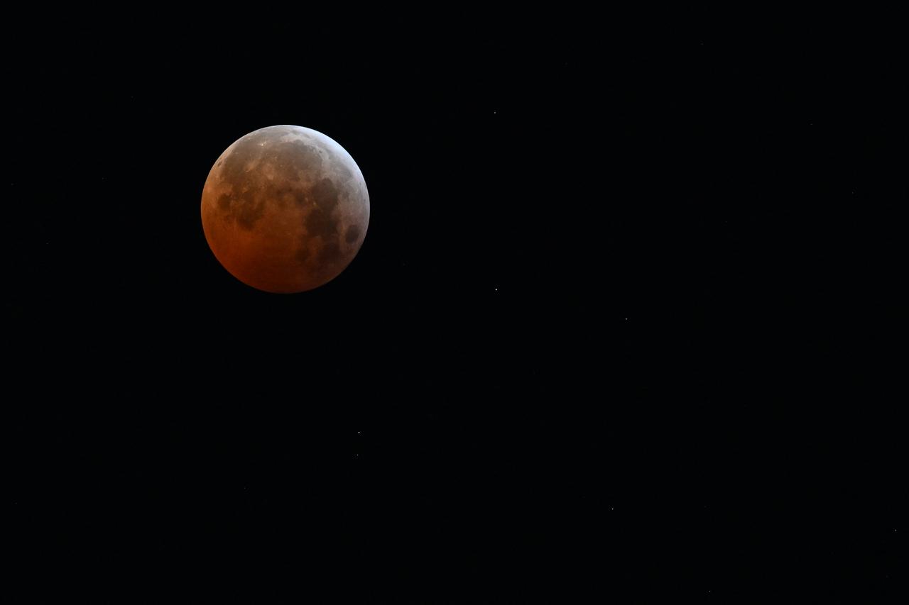 Eclipse lunar total: confira imagens da Lua de Sangue ao redor do mundo